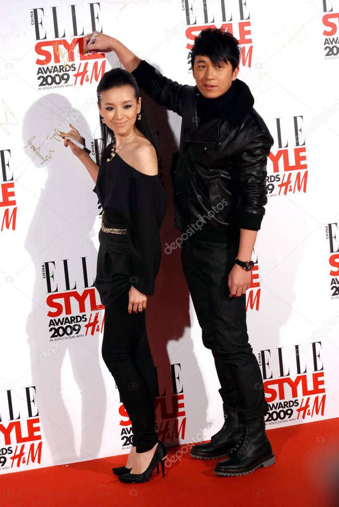 La actriz china Dong Jie y su marido actor Pan Yueming se ven en la ...