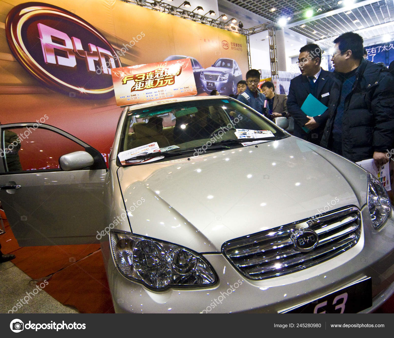 Visitors Look Byd Auto Show Jinan East Chinas Shandong Province – Stock ...