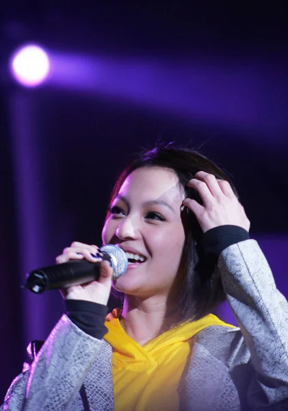 Cantante popular Stock Photos, Royalty Free Cantante popular Images ...