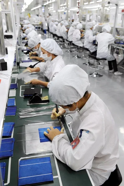 File Chinese Workers Produce Electronic Products Assembly Line Factory Huaying – Stock Editorial ...
