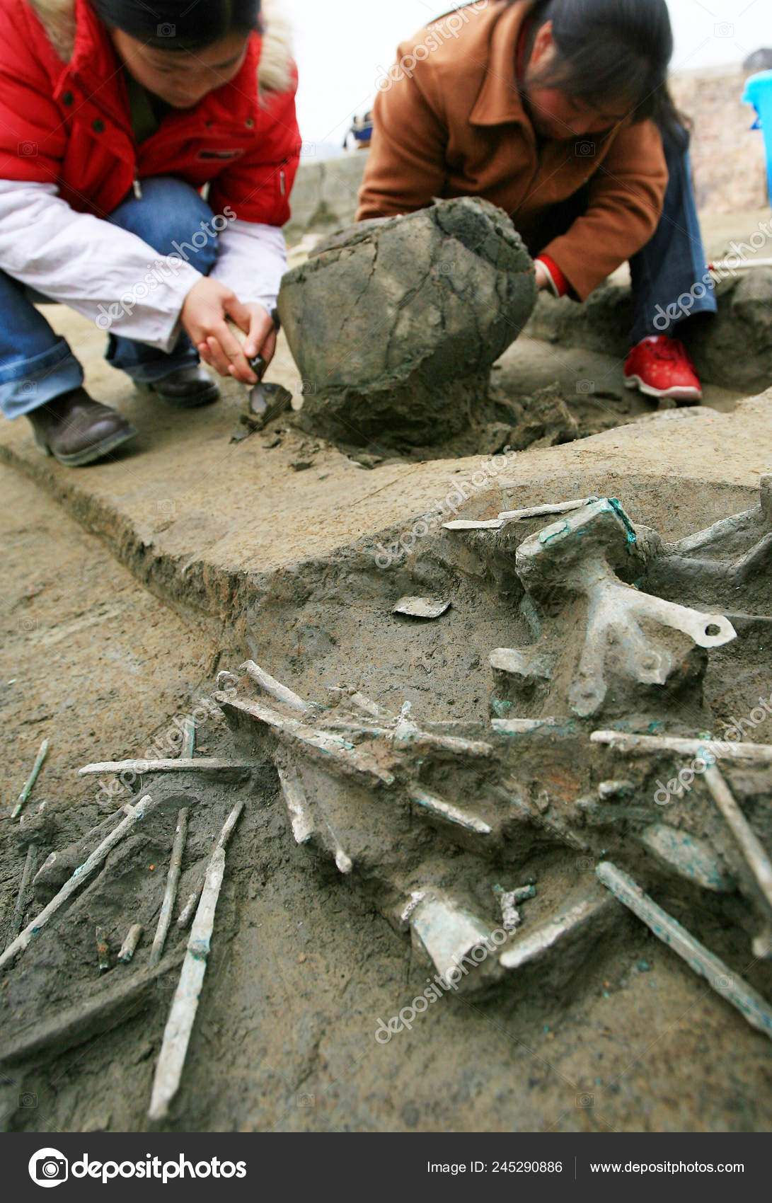 Chinese Workers Unearth Bronze Blades Construction Site Jinsha Cultural ...