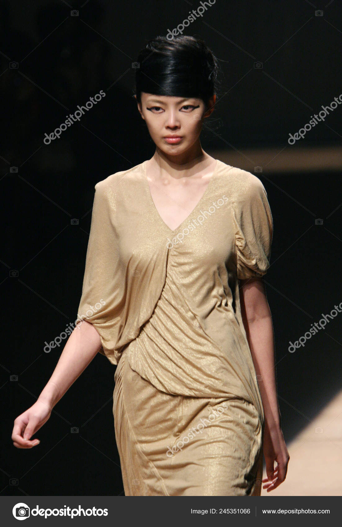 Model Parades Display Creations Chinese Fashion Designer Zou You ...