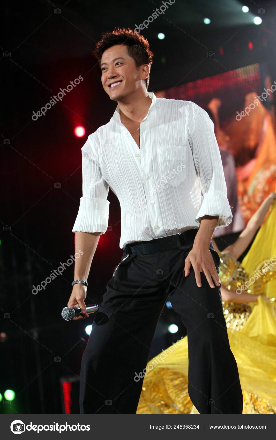 Chinese Singer Mao Ning Performs Concert Shanghai September 2008 ...