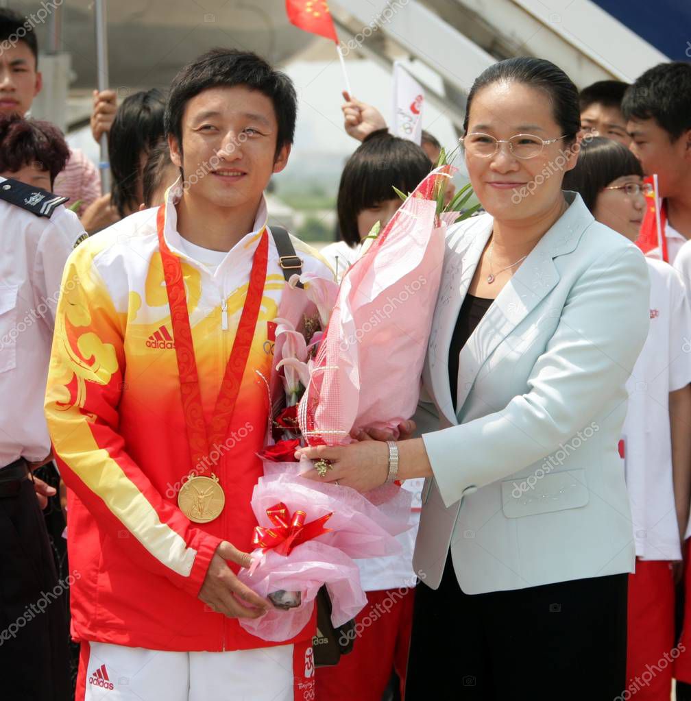 Zou Shiming, medallista de oro del boxeo olímpico chino, posa con Zhao ...