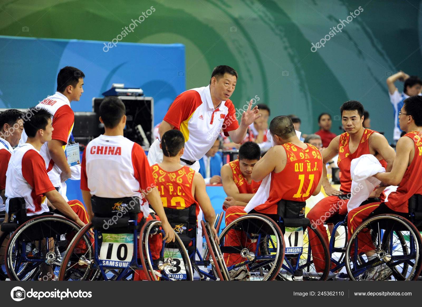 Chinas Head Coach Yuansheng Gives Instructions His Team Members While ...