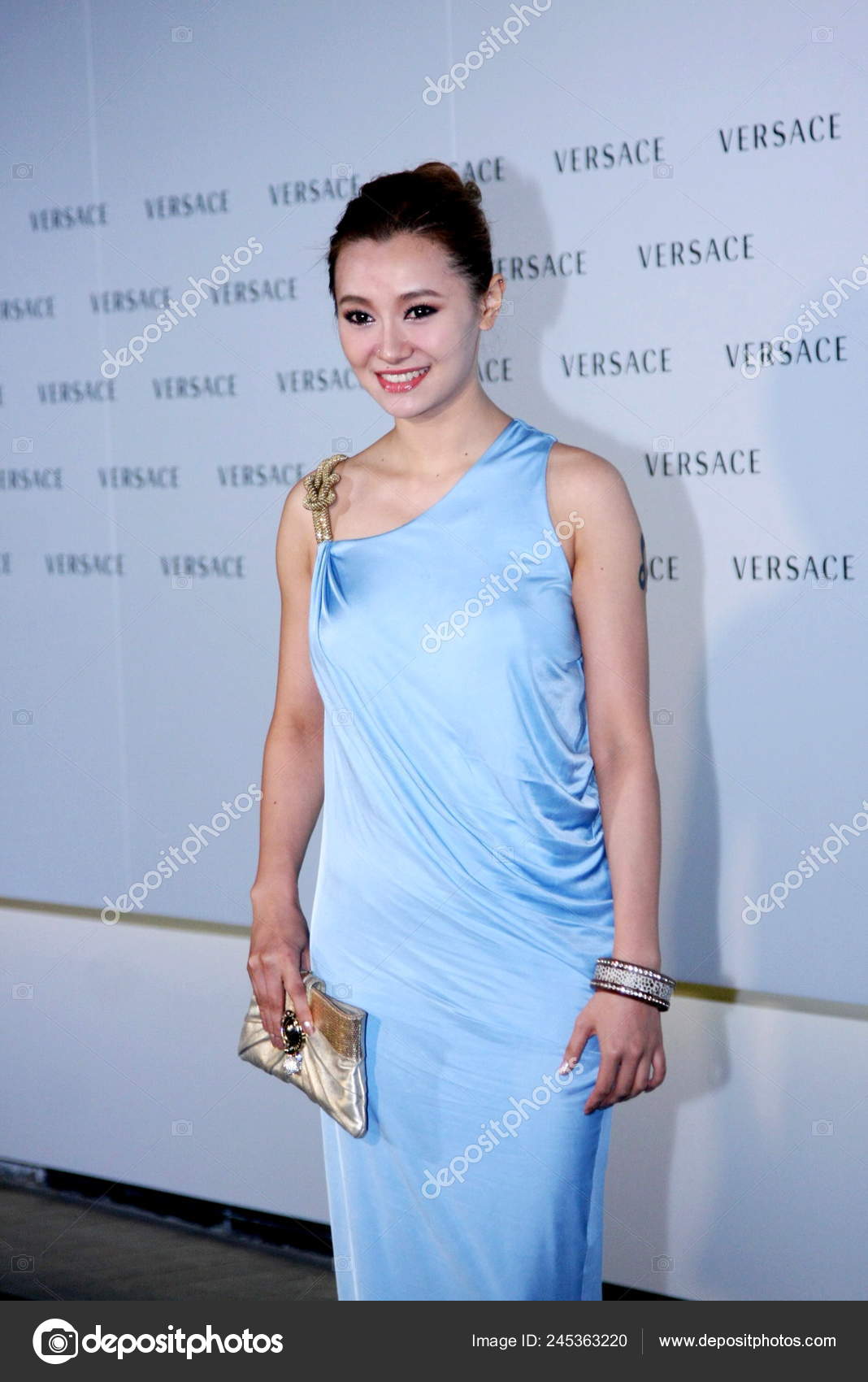 Chinese Singer Edell Poses Versace One Charity Gala Beijing China ...