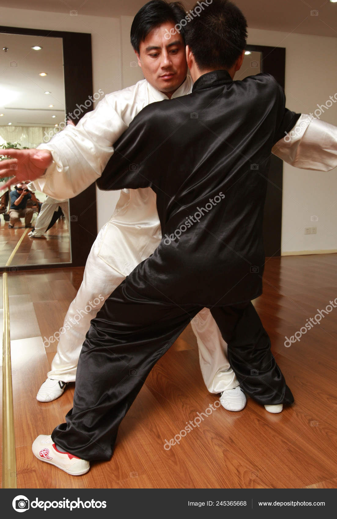 Chinese Tai Chi Master Huang Zhongda White Teaches His Students – Stock ...