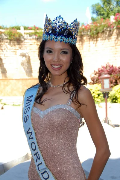 Chinas Zhang Zi Lin posa para una sesión después de ganar el concurso ...