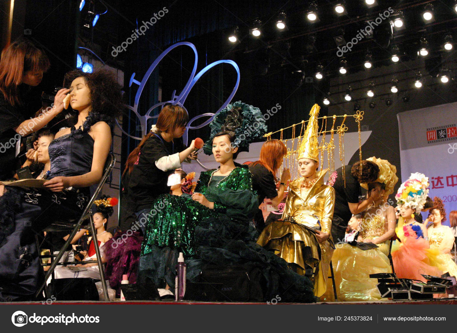 Designers Perform Make Models Competition 2004 3Rd China International ...