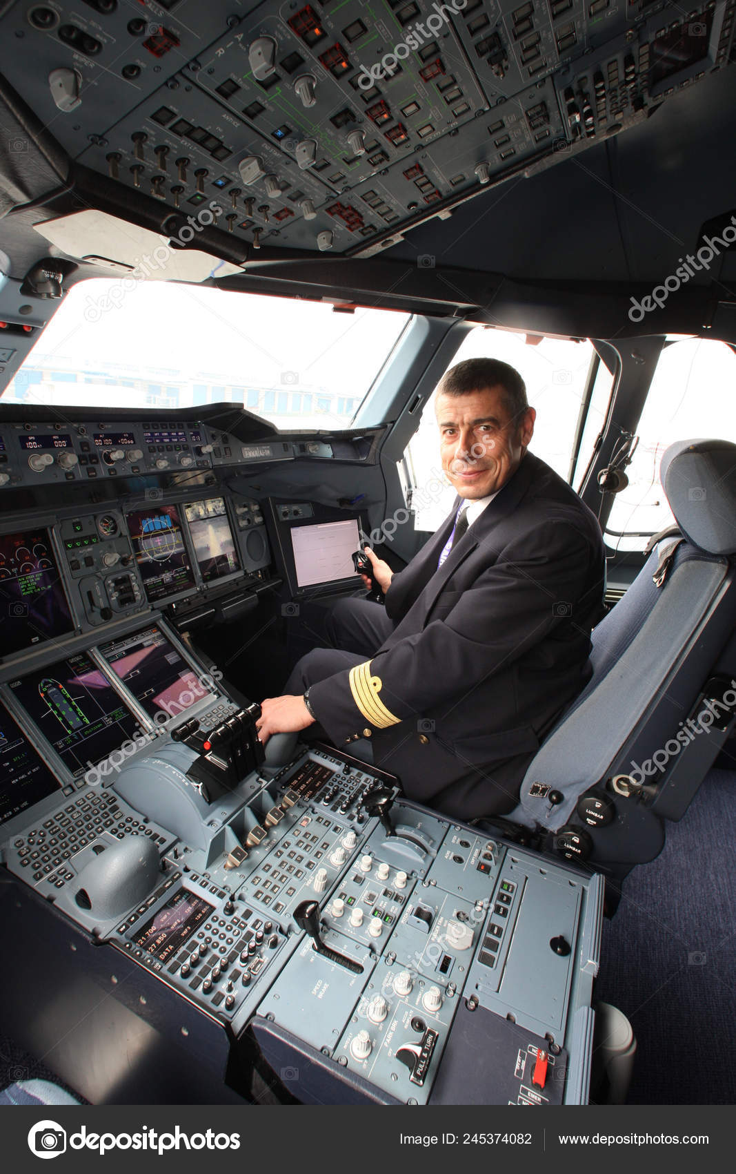 Airbus A380 Cockpit Tour