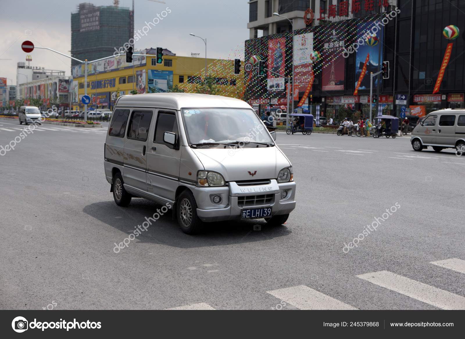 Une Mini Fourgonnette Sgmw Saic Wuling Automobile Ltd Roule Dans ...