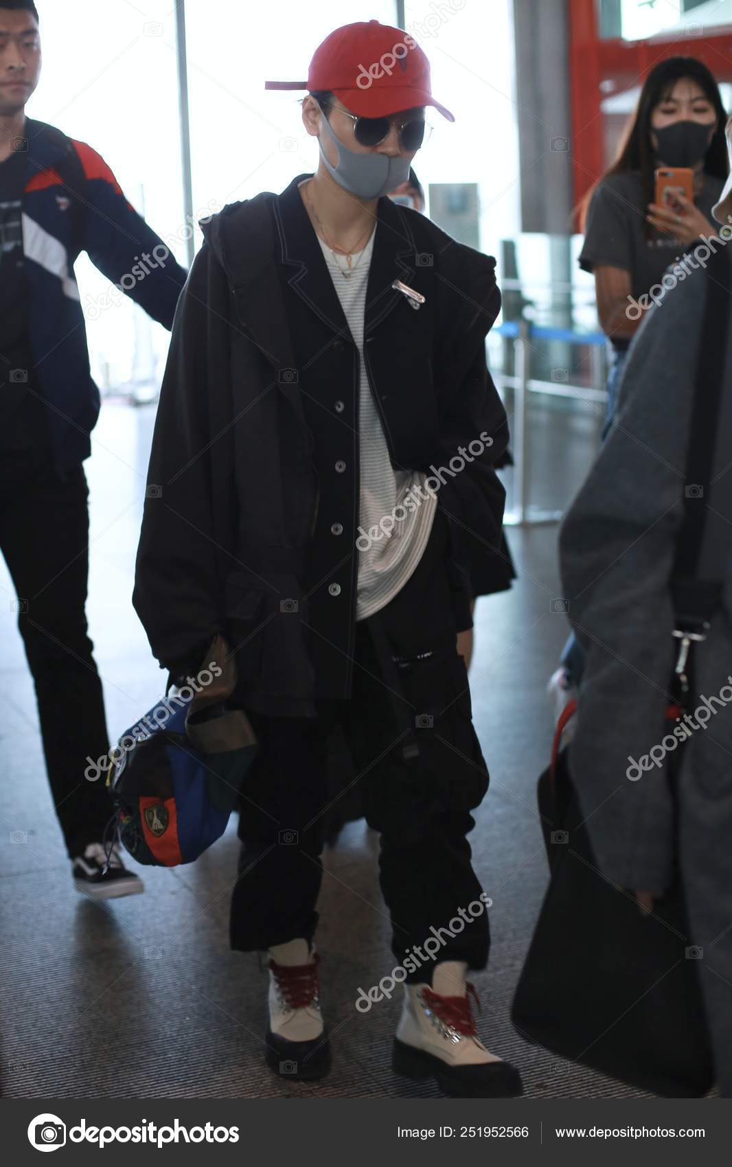 Chinese Singer Bibi Zhou Bichang Arrives Beijing Capital International ...