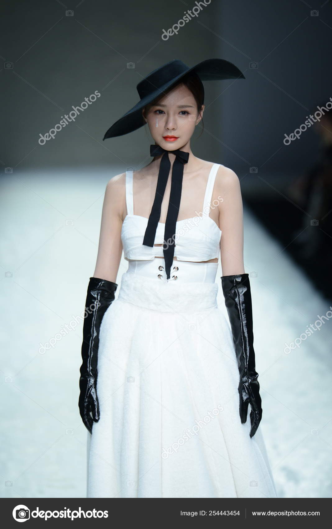 Chinese Actress Host Model Shen Mengchen Displays New Creation Fashion ...