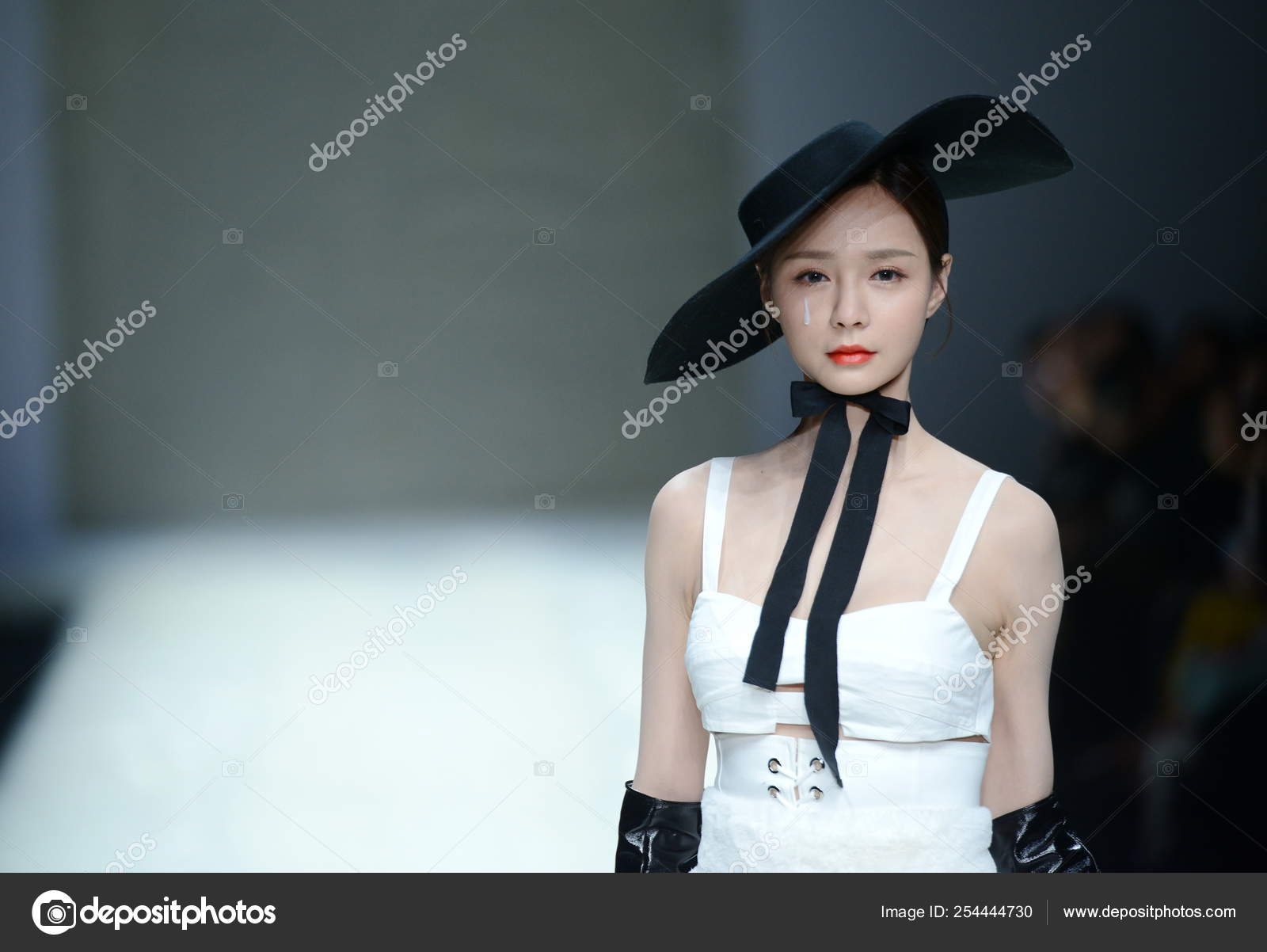 Chinese Actress Host Model Shen Mengchen Displays New Creation Fashion ...