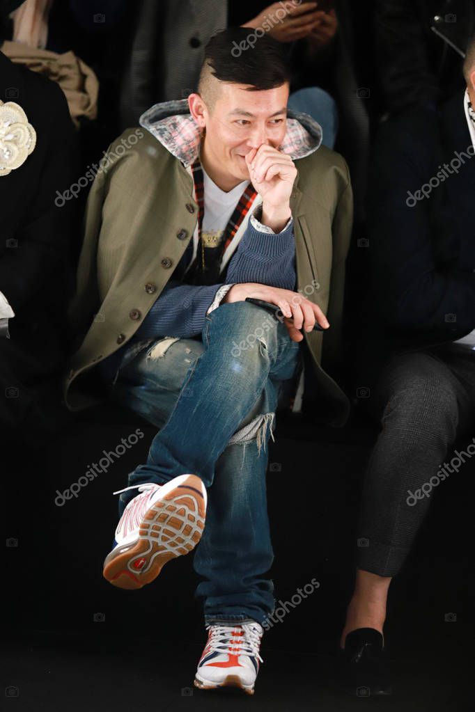 El actor y rapero canadiense de Hong Kong Edison Chen observa modelos ...