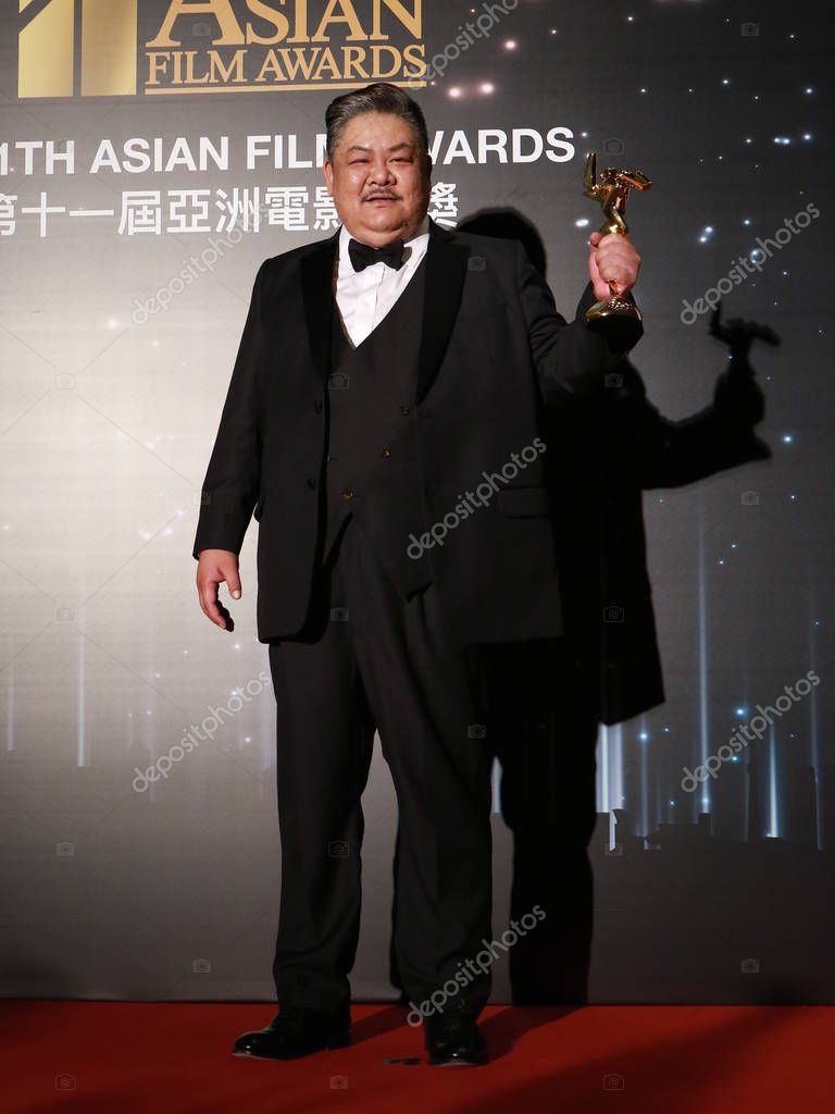 El actor de Hong Kong Lam Suet posa con su trofeo después de ganar el ...