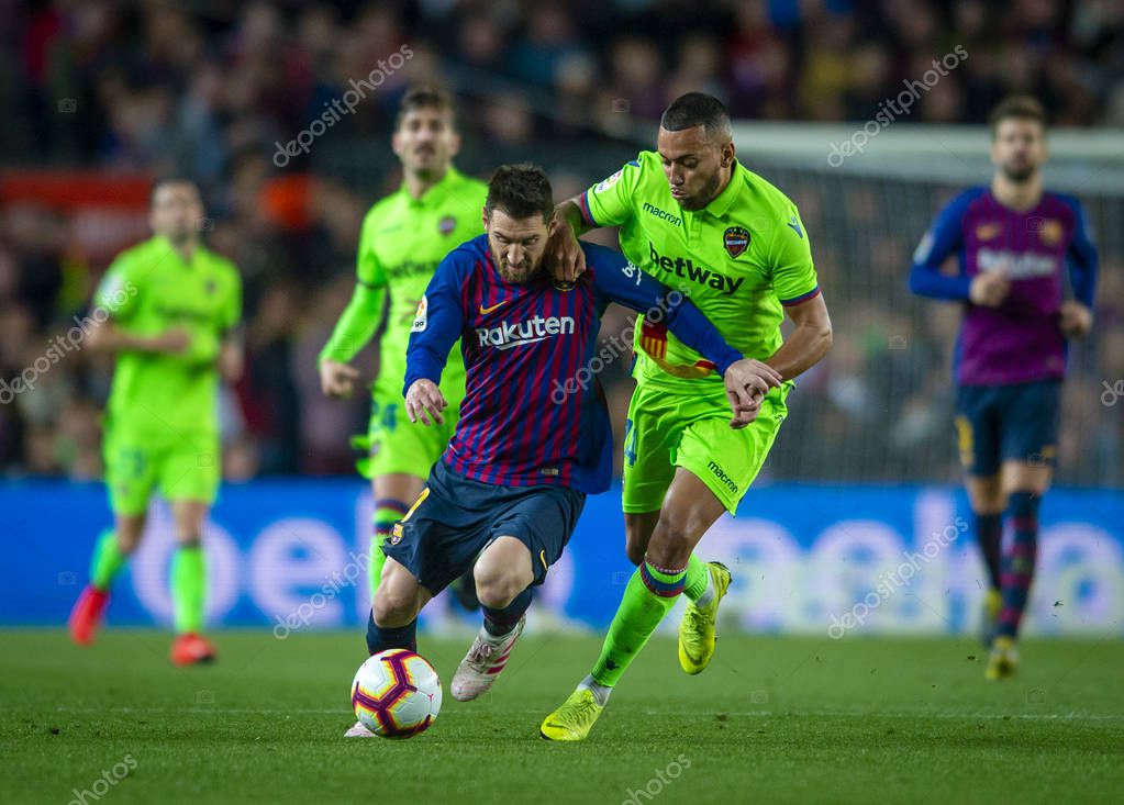 Lionel Messi, a la izquierda, del FC Barcelona desafía a Rober of ...