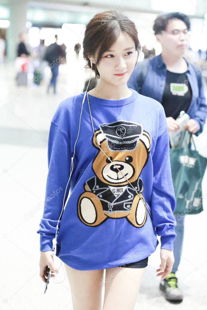 La cantante y actriz china Estelle Chen o Chen Yihan llega al Aeropuerto Internacional de ...