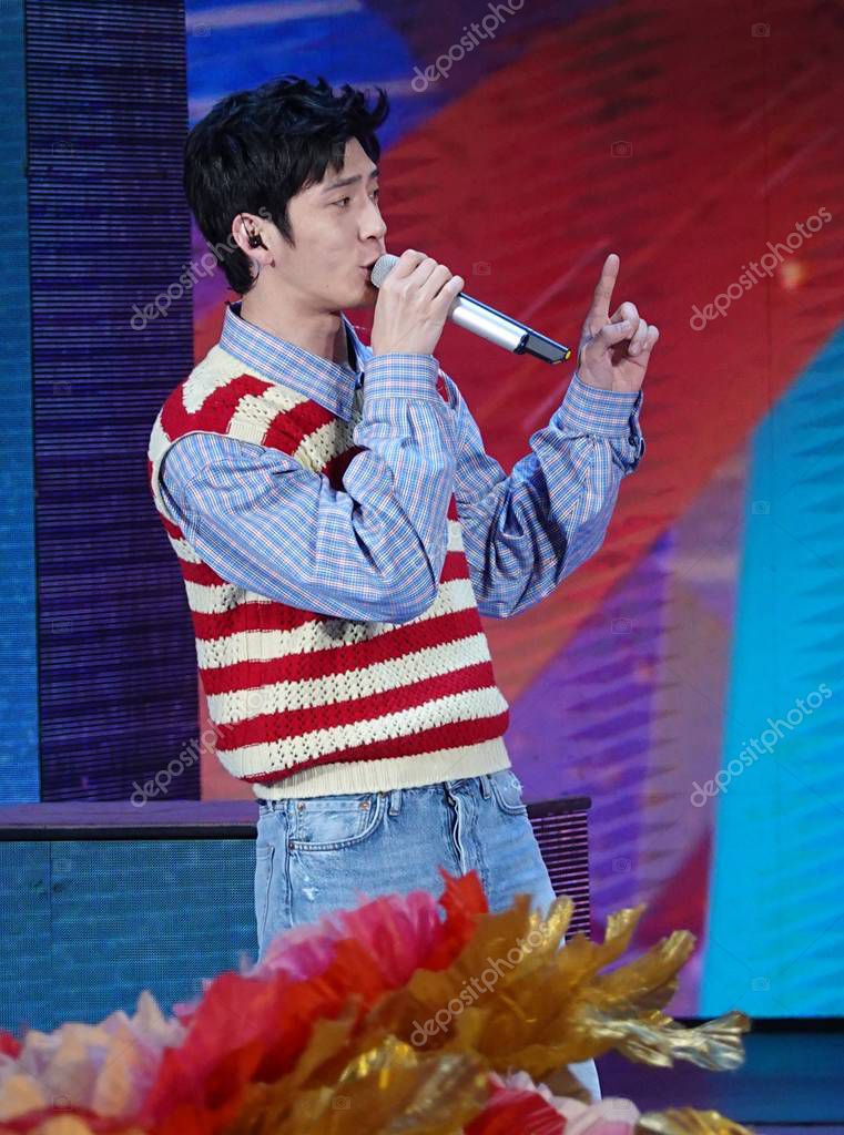 El cantante y actor chino Jing Boran asiste a una sesión de filmación ...