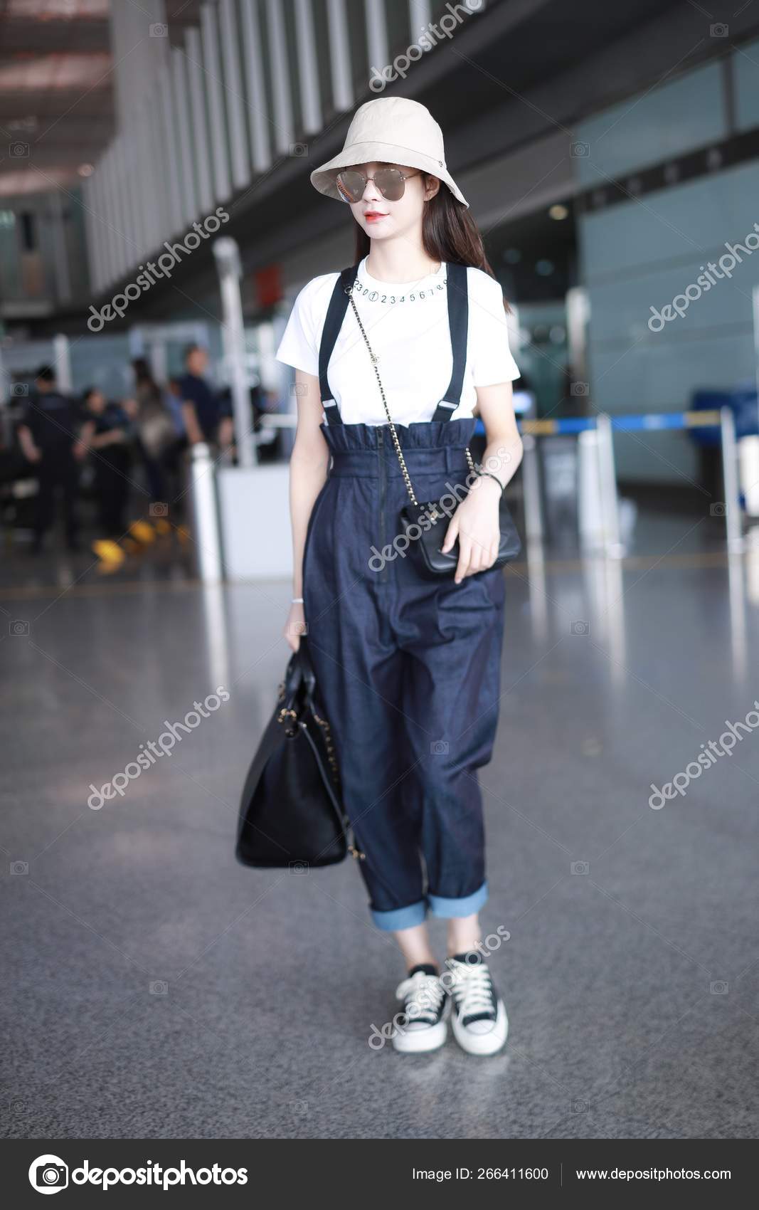 Chinese Hostess Actress Shen Mengchen Arrives Beijing Capital ...