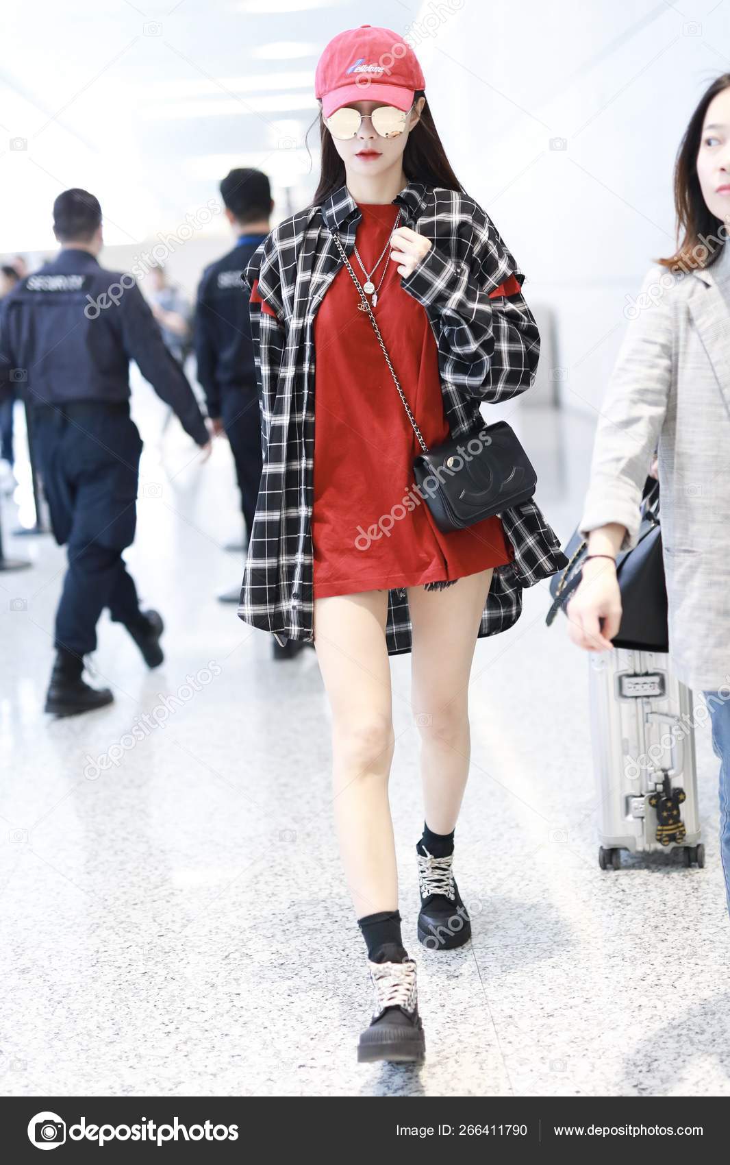 Chinese Hostess Actress Shen Mengchen Arrives Beijing Capital ...