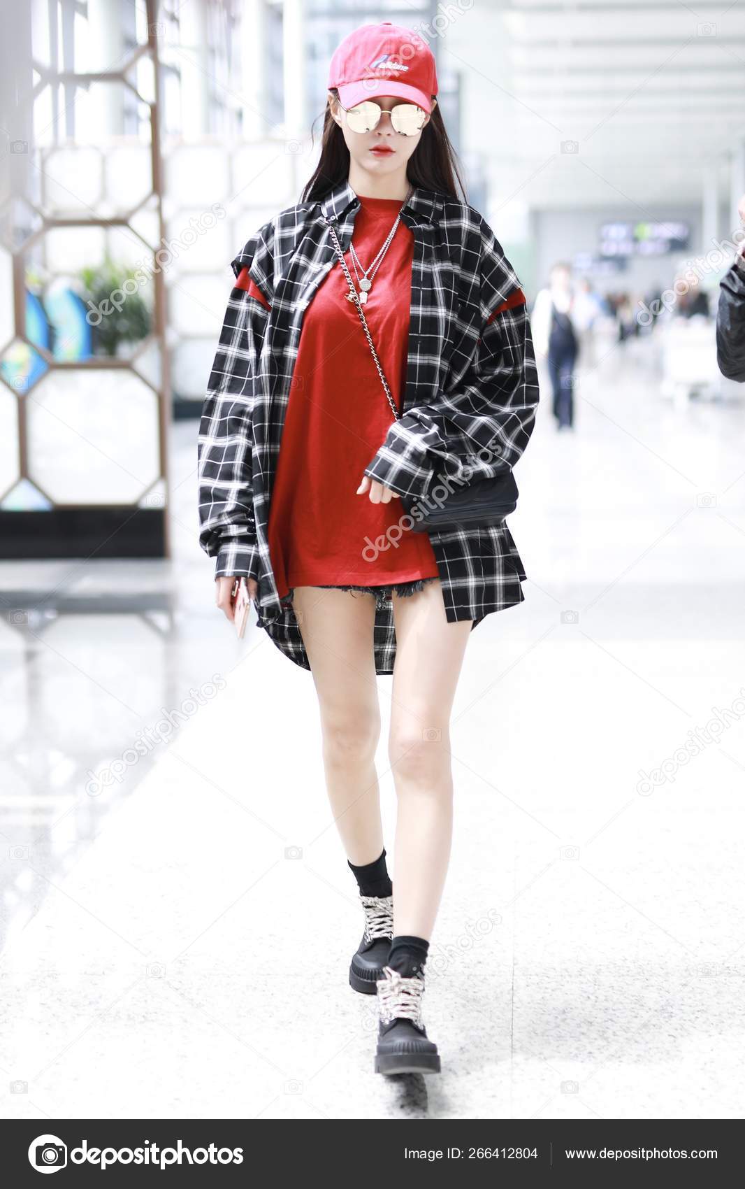 Chinese Hostess Actress Shen Mengchen Arrives Beijing Capital ...