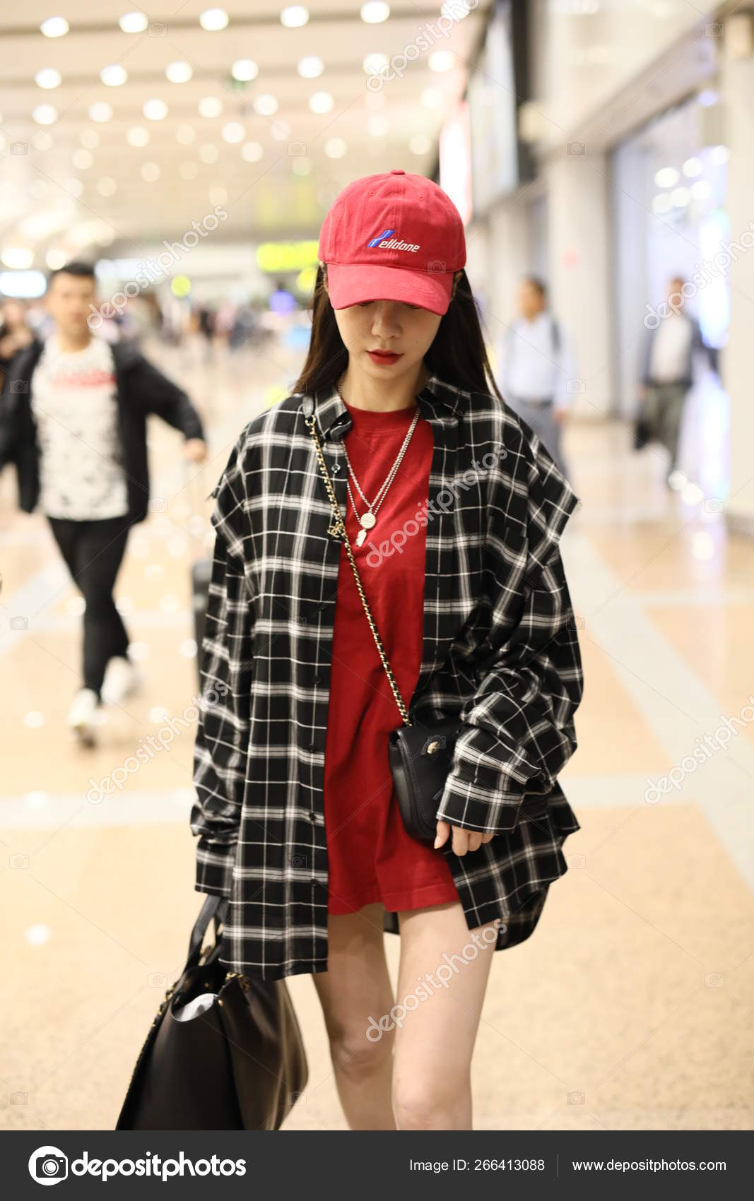 Chinese Hostess Actress Shen Mengchen Arrives Beijing Capital ...