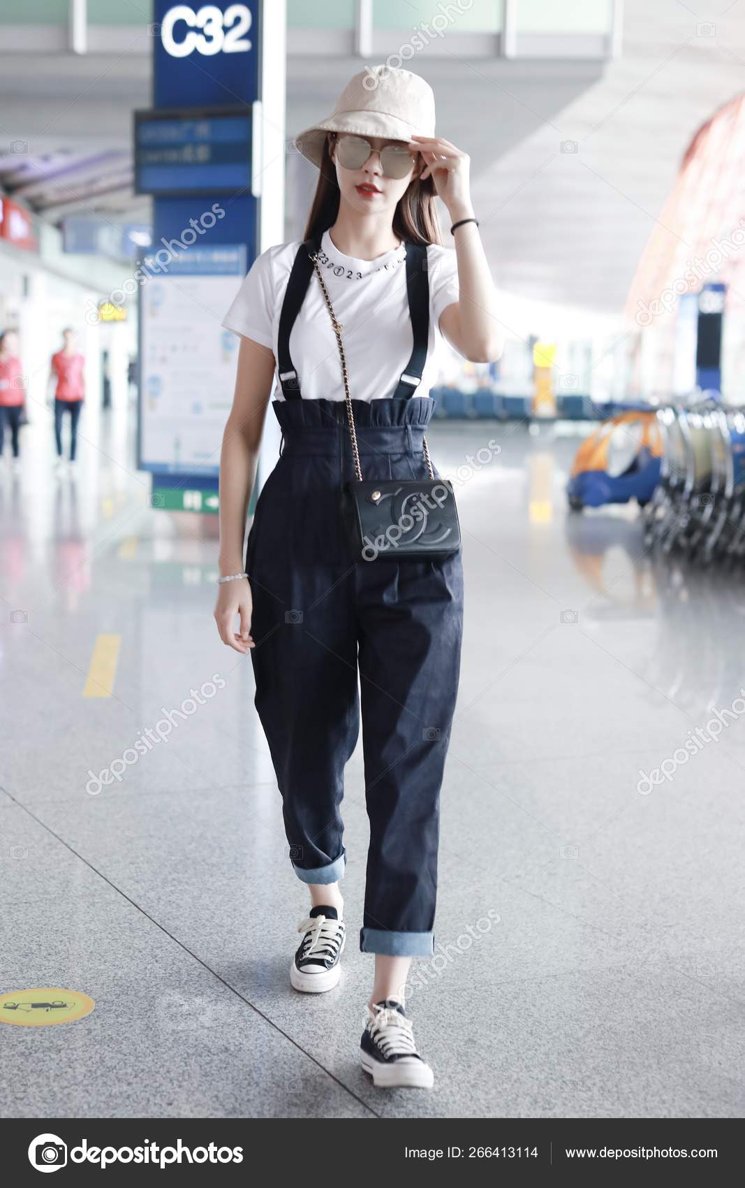 Chinese Hostess Actress Shen Mengchen Arrives Beijing Capital ...