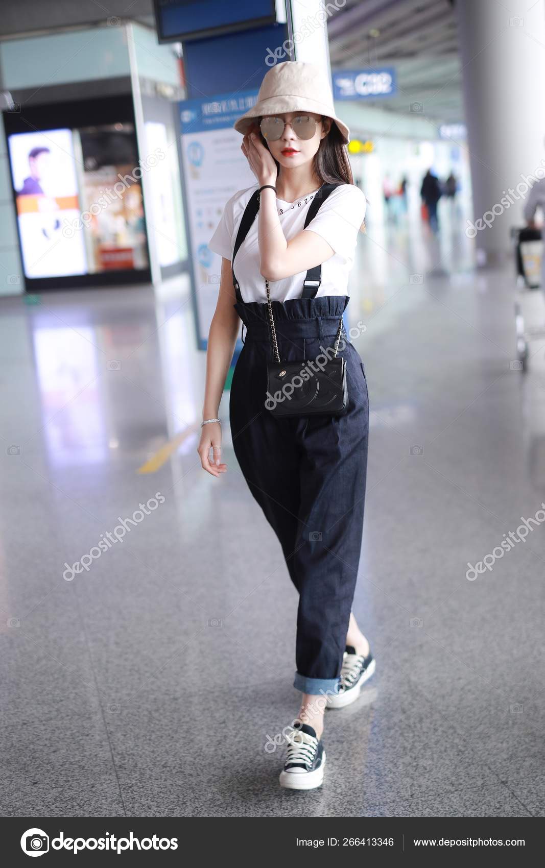 Chinese Hostess Actress Shen Mengchen Arrives Beijing Capital ...