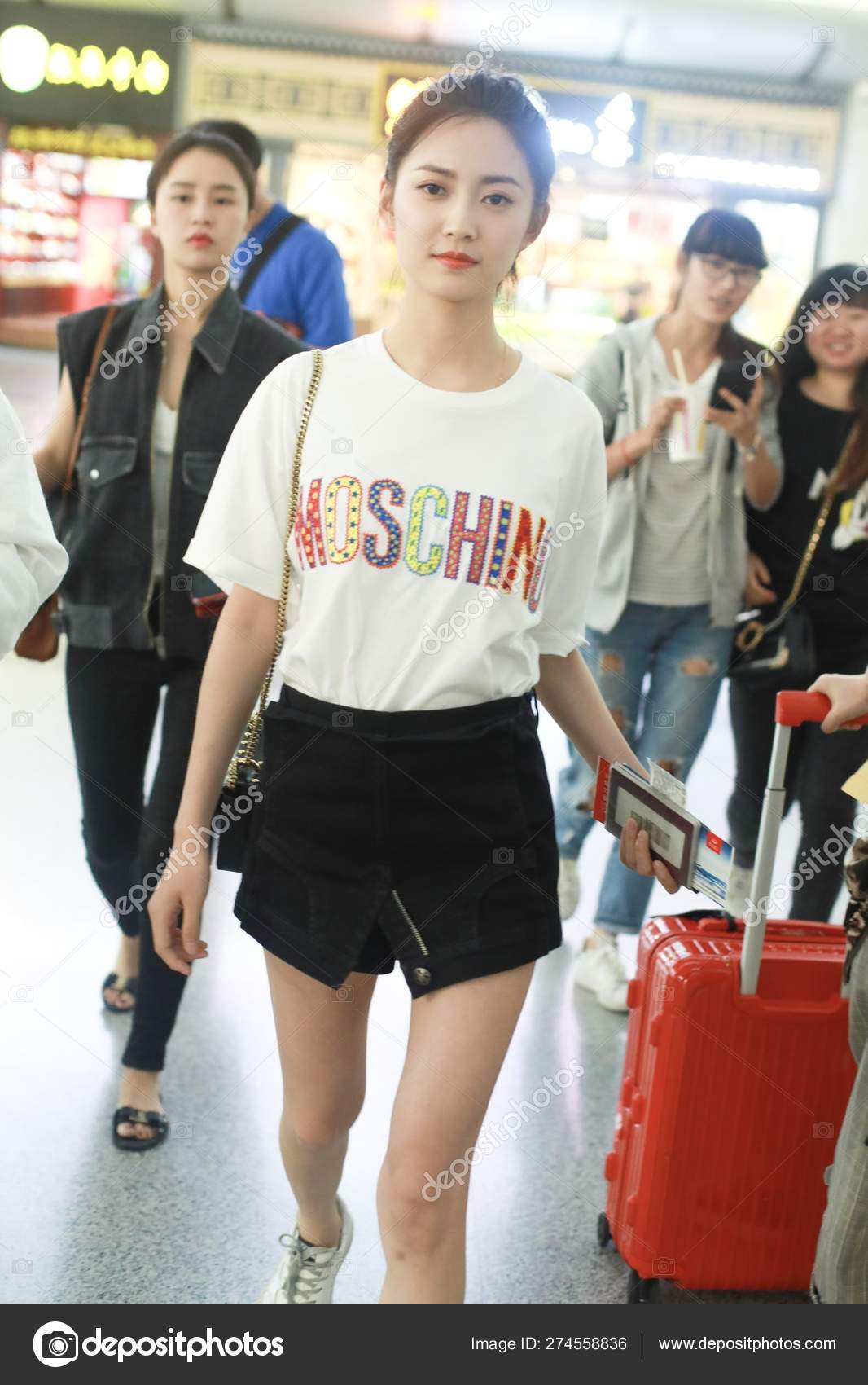 Chinese Actress Yukee Chen Chen Yuqi Arrives Beijing Capital ...