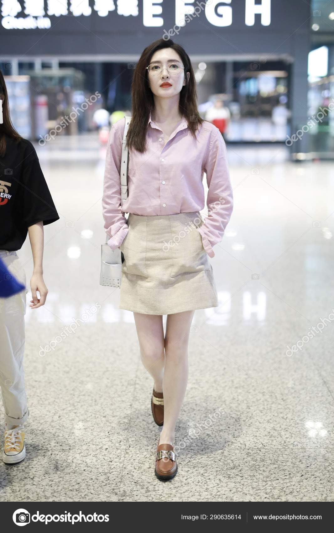 Chinese Actress Jiang Shuying Also Known Maggie Jiang Arrives Beijing ...
