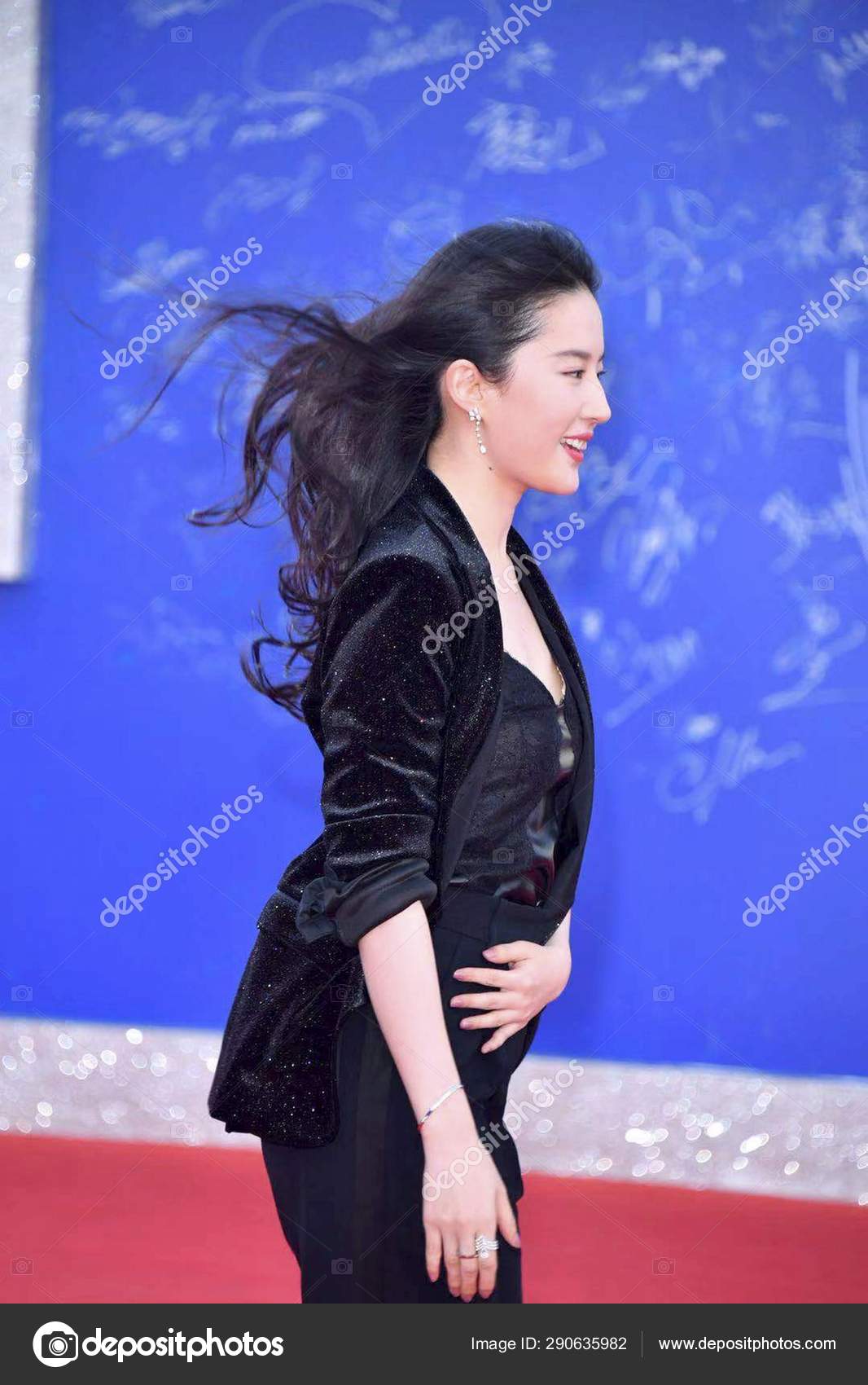Atriz Chinesa Liu Yifei Posa Tapete Vermelho Durante Cerimônia ...