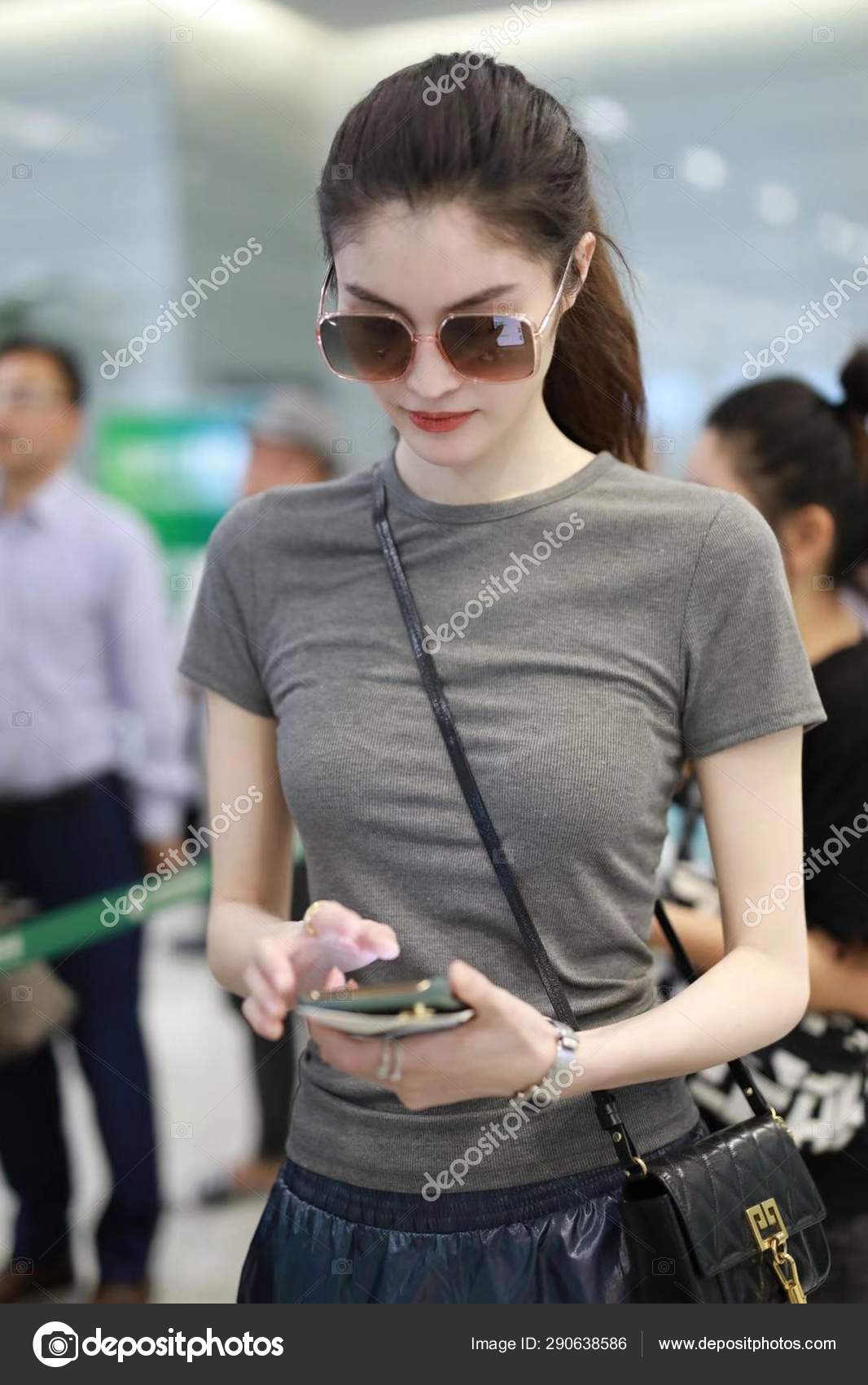 Chinese Model Sui Arrives Shanghai Hongqiao International Airport ...