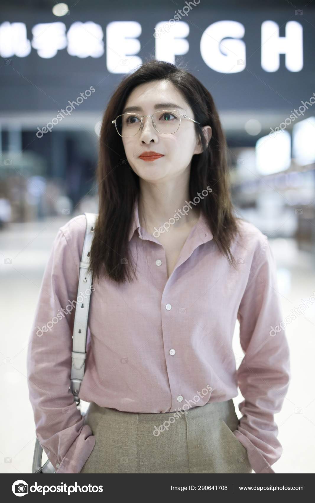 Chinese Actress Jiang Shuying Also Known Maggie Jiang Arrives Beijing ...