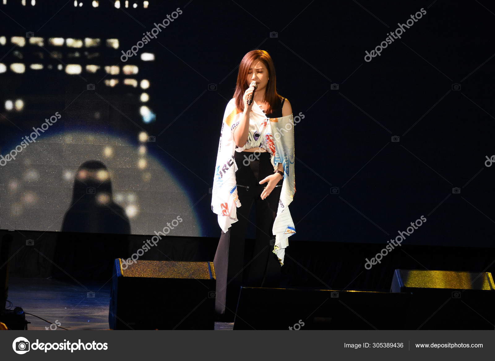 Malaysian Singer Fish Leong Performs Promotional Event Her New Music ...