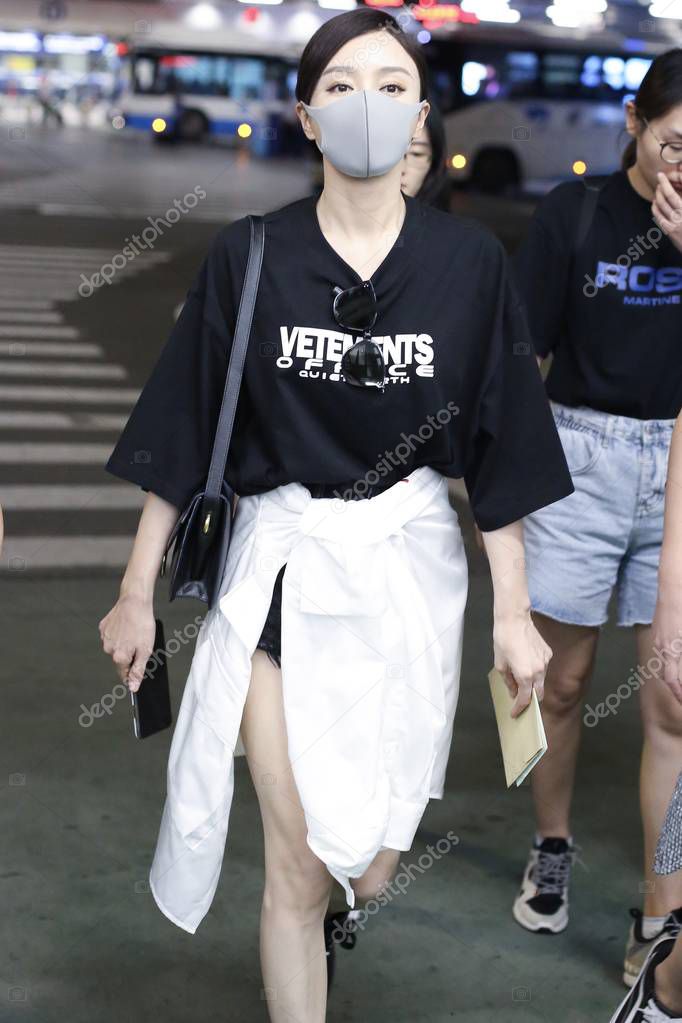 La actriz, modelo y cantante china Qin Lan llega al Aeropuerto ...