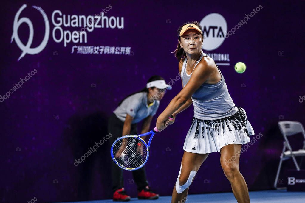 La tenista profesional china Peng Shuai juega contra la tenista ...