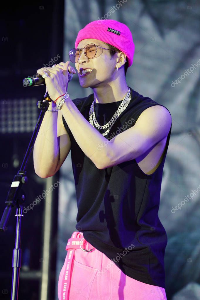 Hong Kong rapero, cantante y bailarín Jackson Wang canta y baila ...