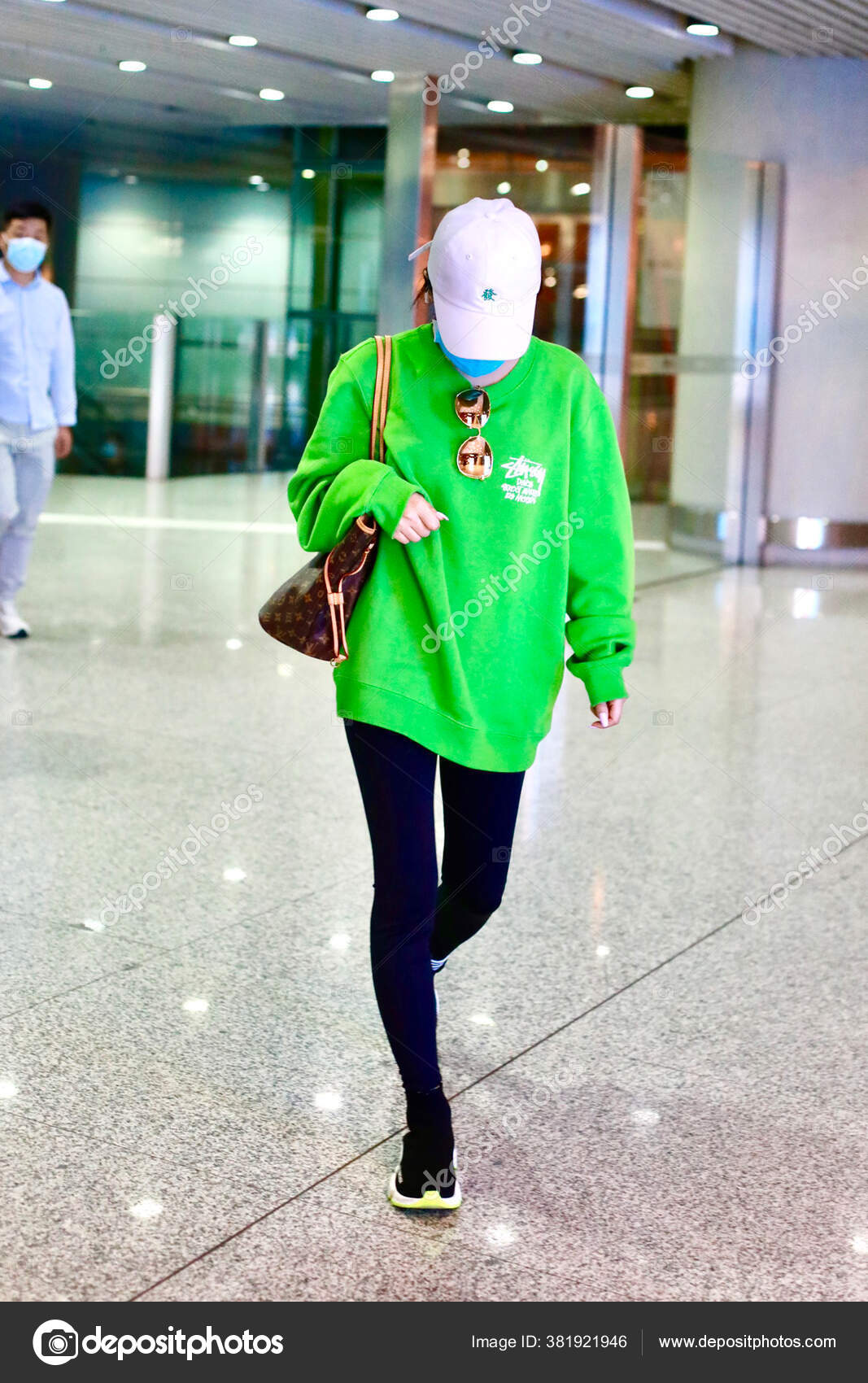 Chinese Singer Tia Ray Yuan Yawei Shows Beijing Airport Departure ...