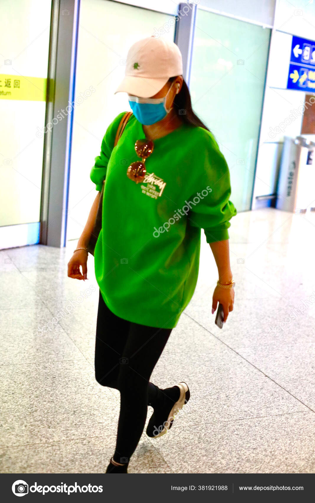 Chinese Singer Tia Ray Yuan Yawei Shows Beijing Airport Departure ...