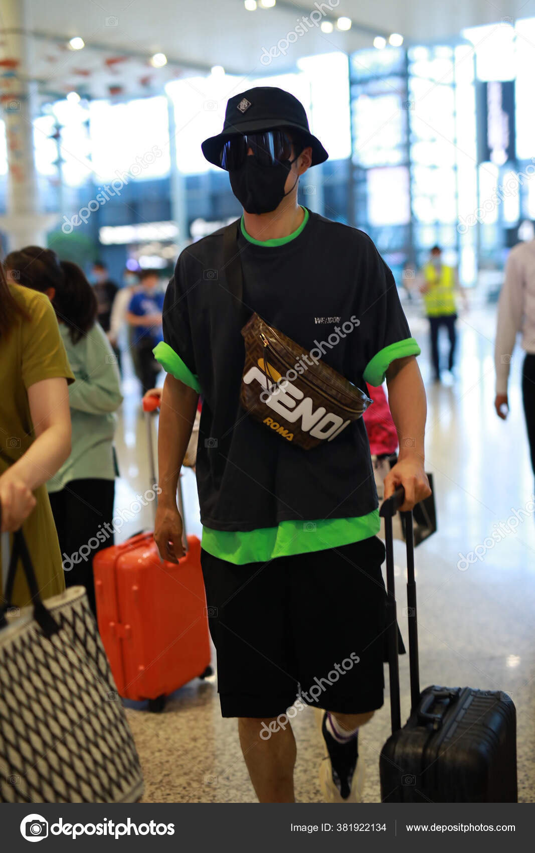 Chinese Actor Han Dongjun Also Known Elvis Han Arrives Airport — Stock ...