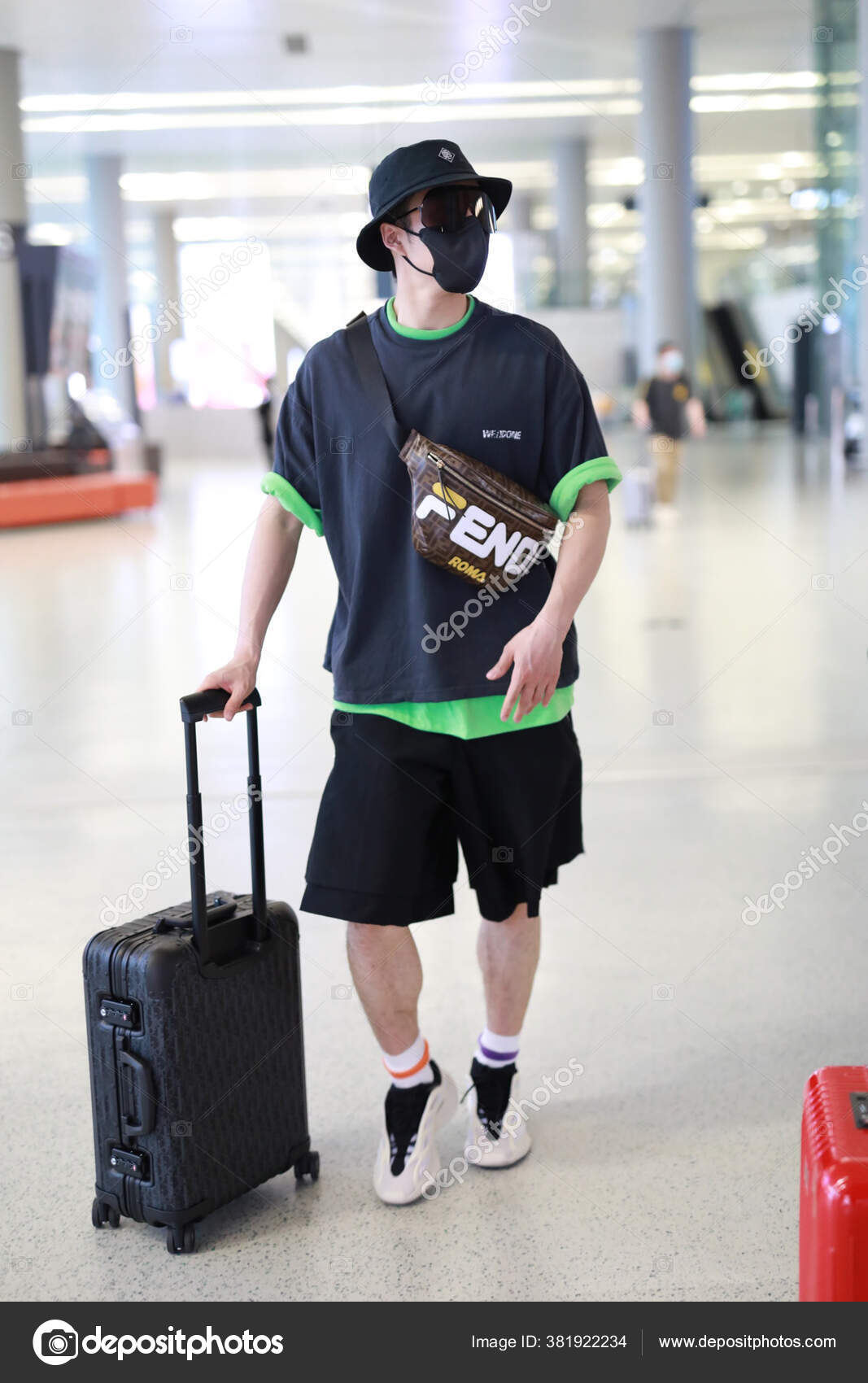 Chinese Actor Han Dongjun Also Known Elvis Han Arrives Airport — Stock ...