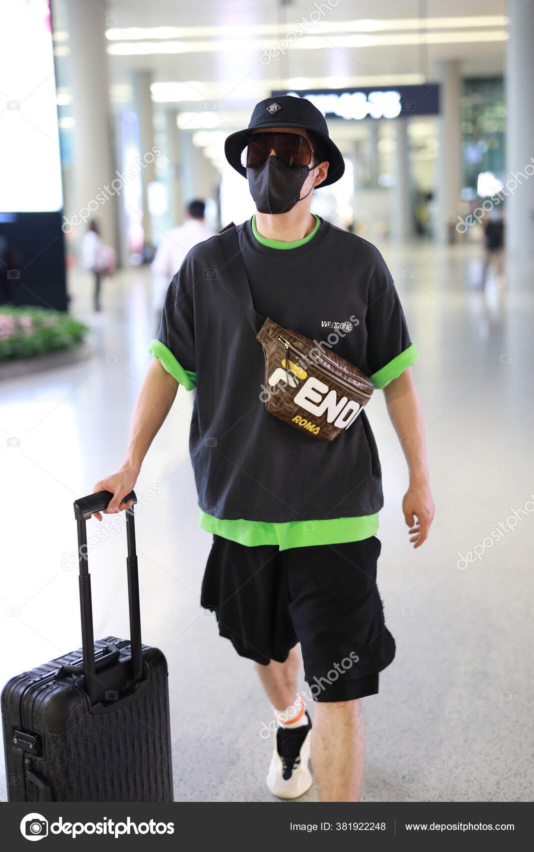 Chinese Actor Han Dongjun Also Known Elvis Han Arrives Airport — Stock ...