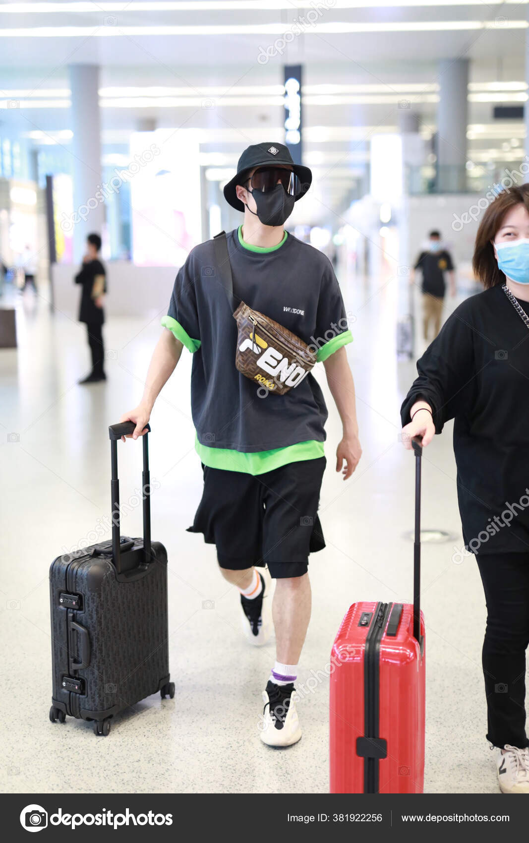 Chinese Actor Han Dongjun Also Known Elvis Han Arrives Airport — Stock ...