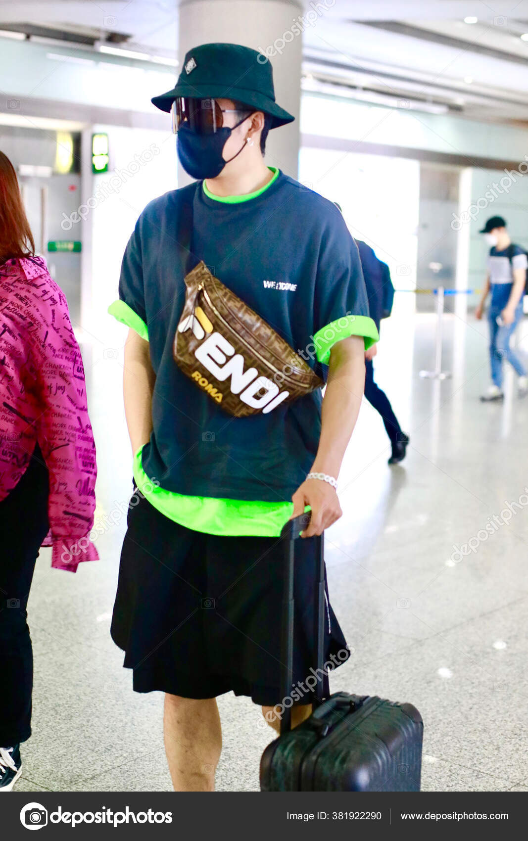 Chinese Actor Han Dongjun Also Known Elvis Han Arrives Airport — Stock ...