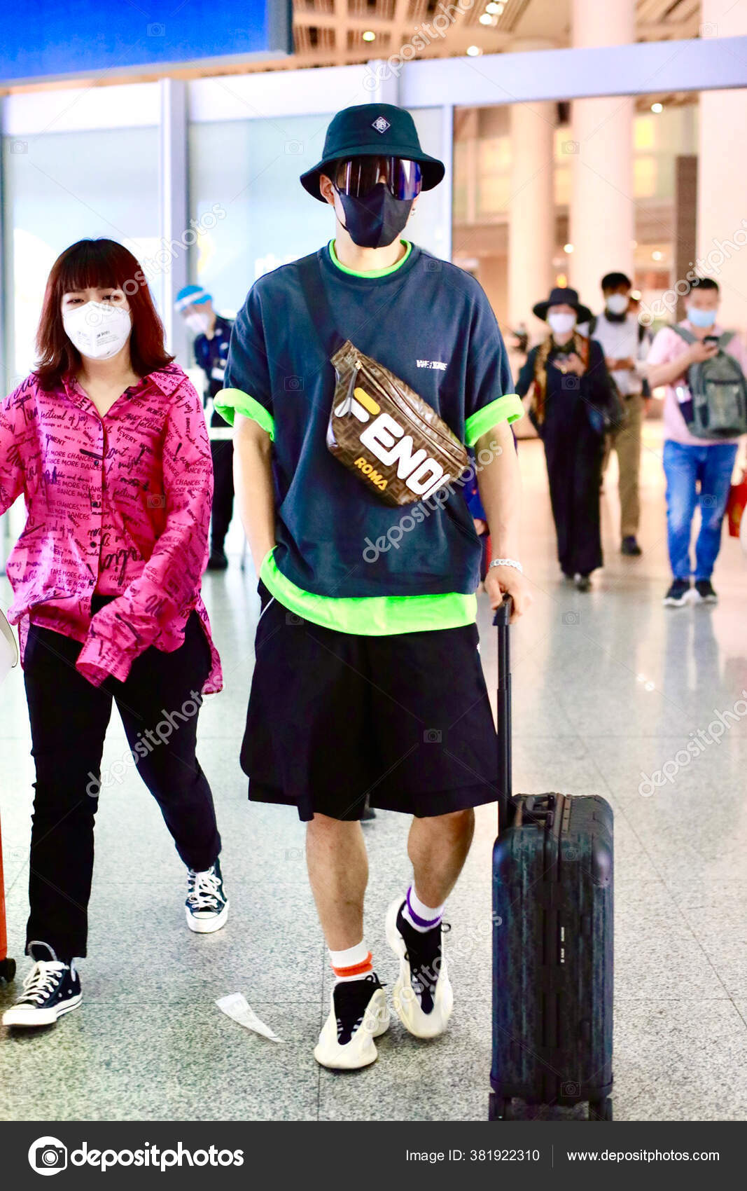 Chinese Actor Han Dongjun Also Known Elvis Han Arrives Airport — Stock ...