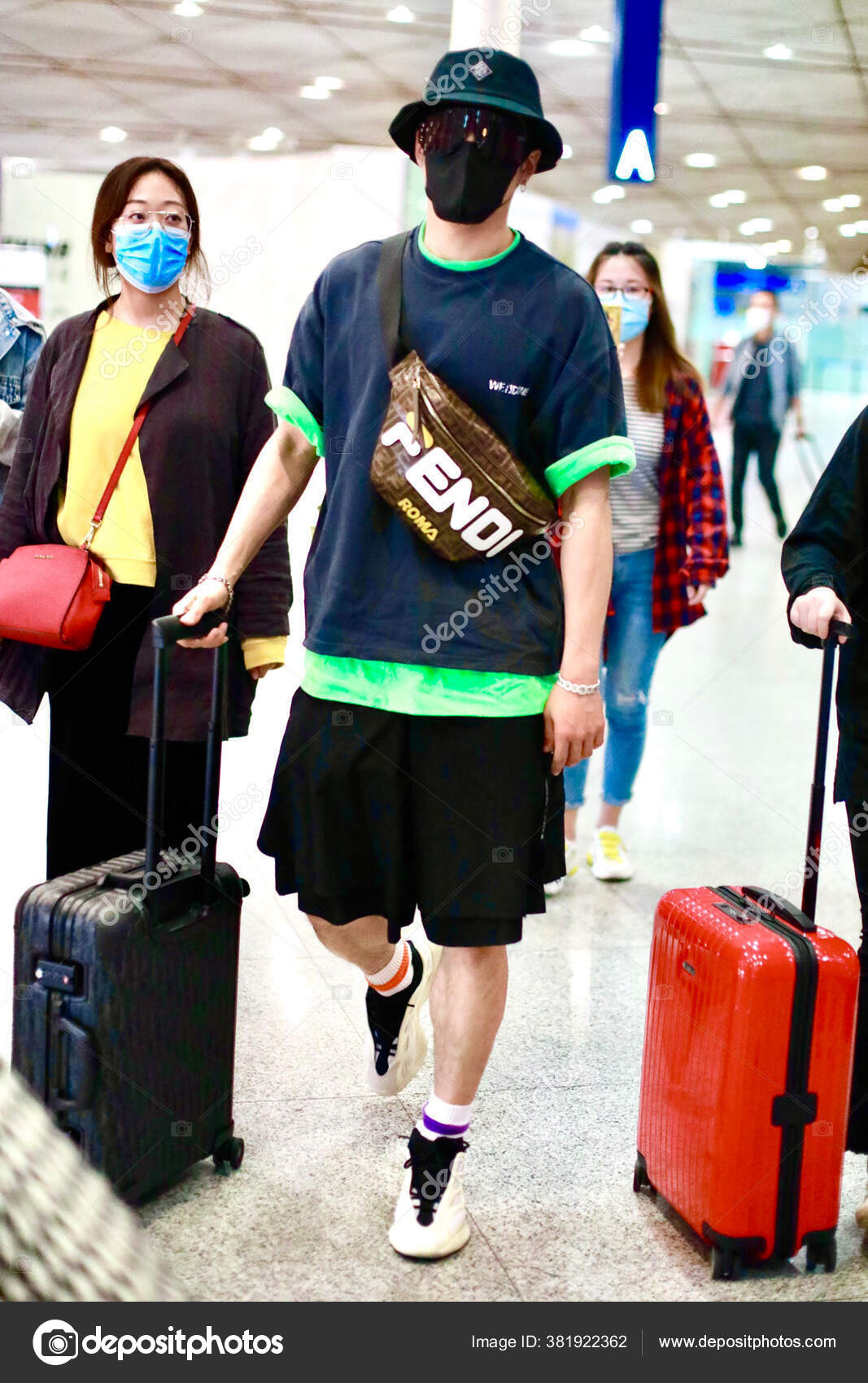 Chinese Actor Han Dongjun Also Known Elvis Han Arrives Airport — Stock ...
