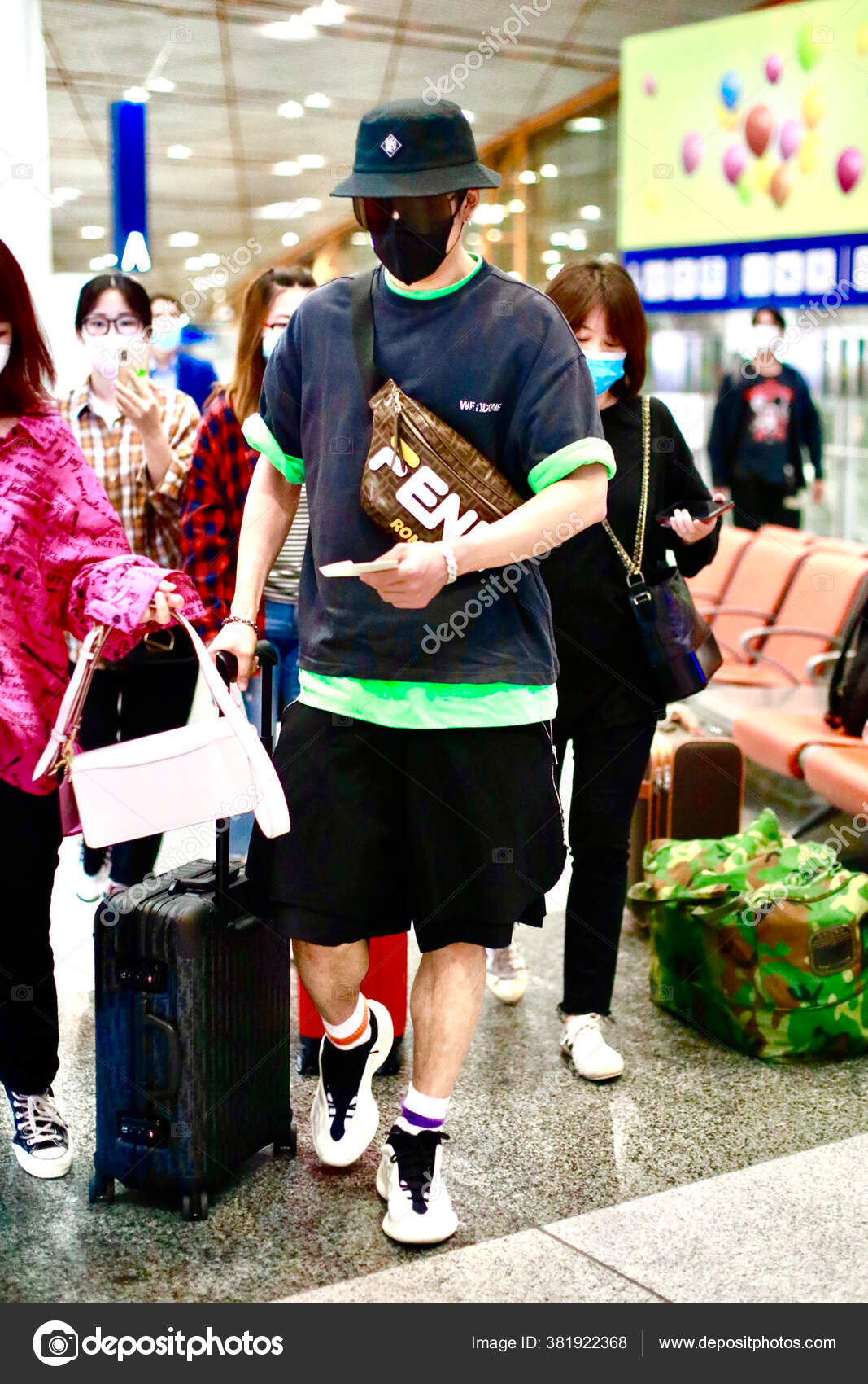 Chinese Actor Han Dongjun Also Known Elvis Han Arrives Airport — Stock ...