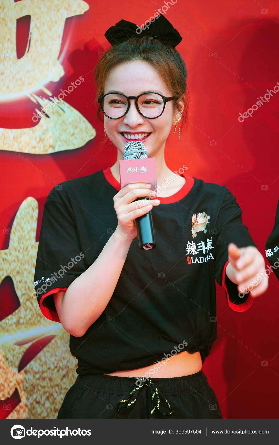 Chinese Host Actress Xin Shows Opening Ceremony Store Her Colleague ...