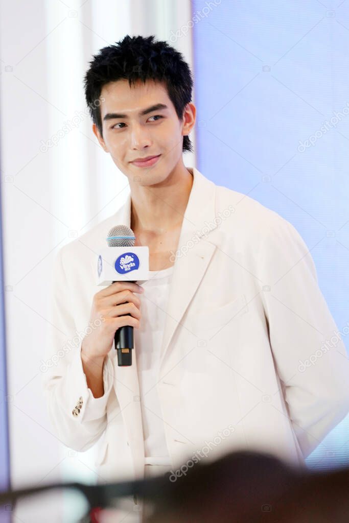 El actor y modelo chino Song Weilong representa la marca de papel tisú ...